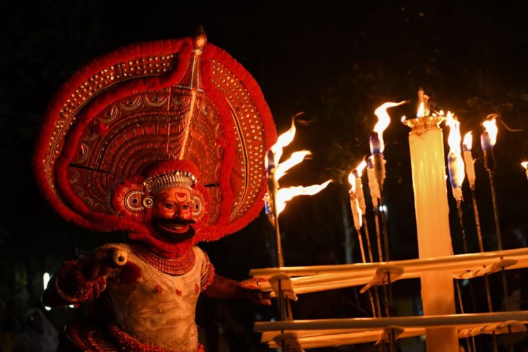 Rituals , costumes and instruments of Theyyam – Tourbeetle